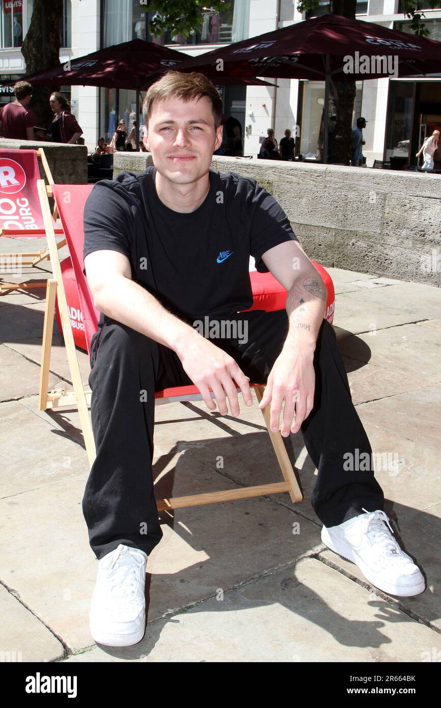 Der britische Sänger und Songwriter Tom Gregory nimmt während seines ...