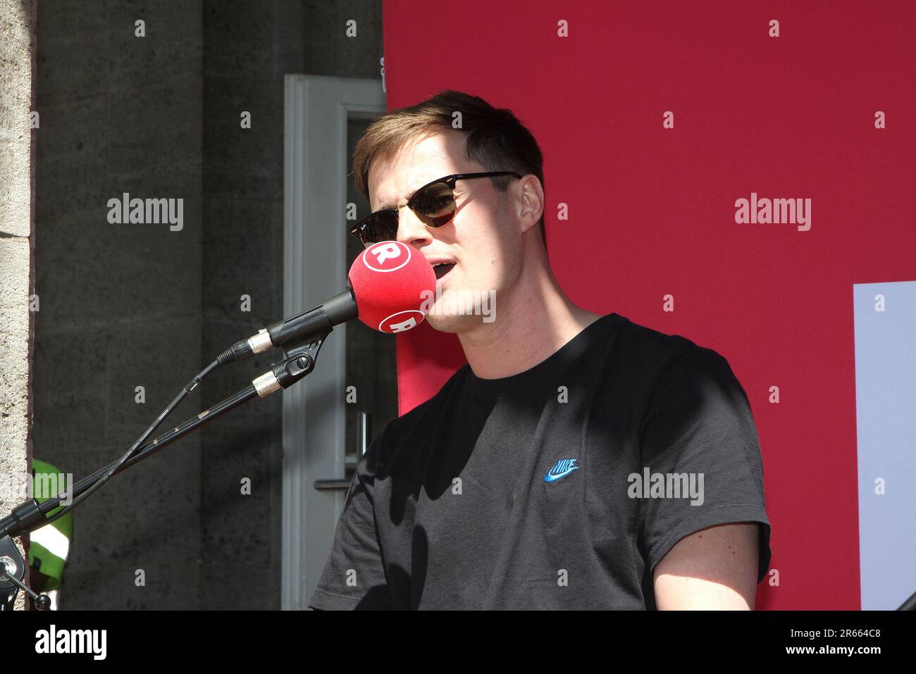 Der britische Sänger und Songwriter Tom Gregory tritt während seines ...