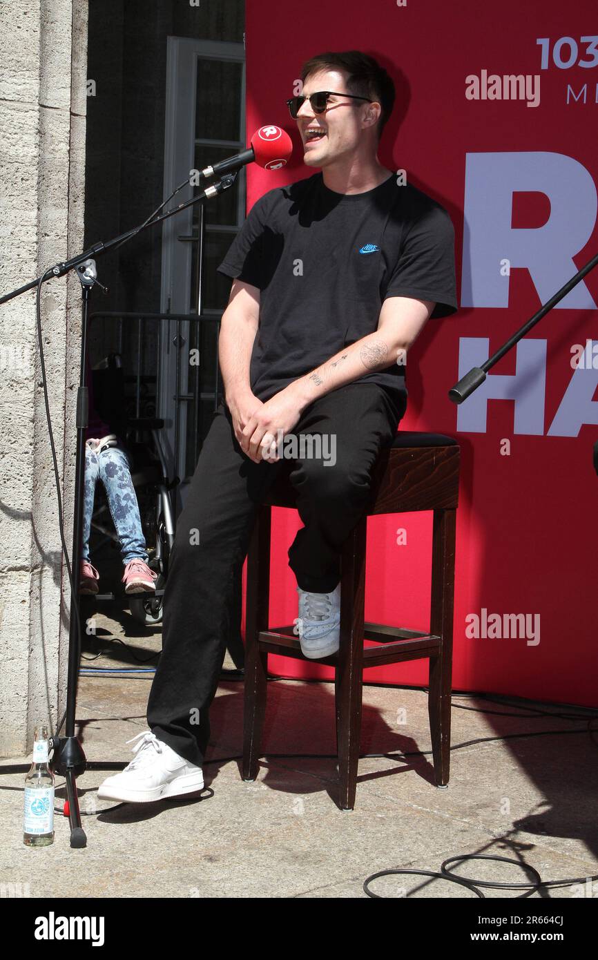 Der britische Sänger und Songwriter Tom Gregory tritt während seines ...