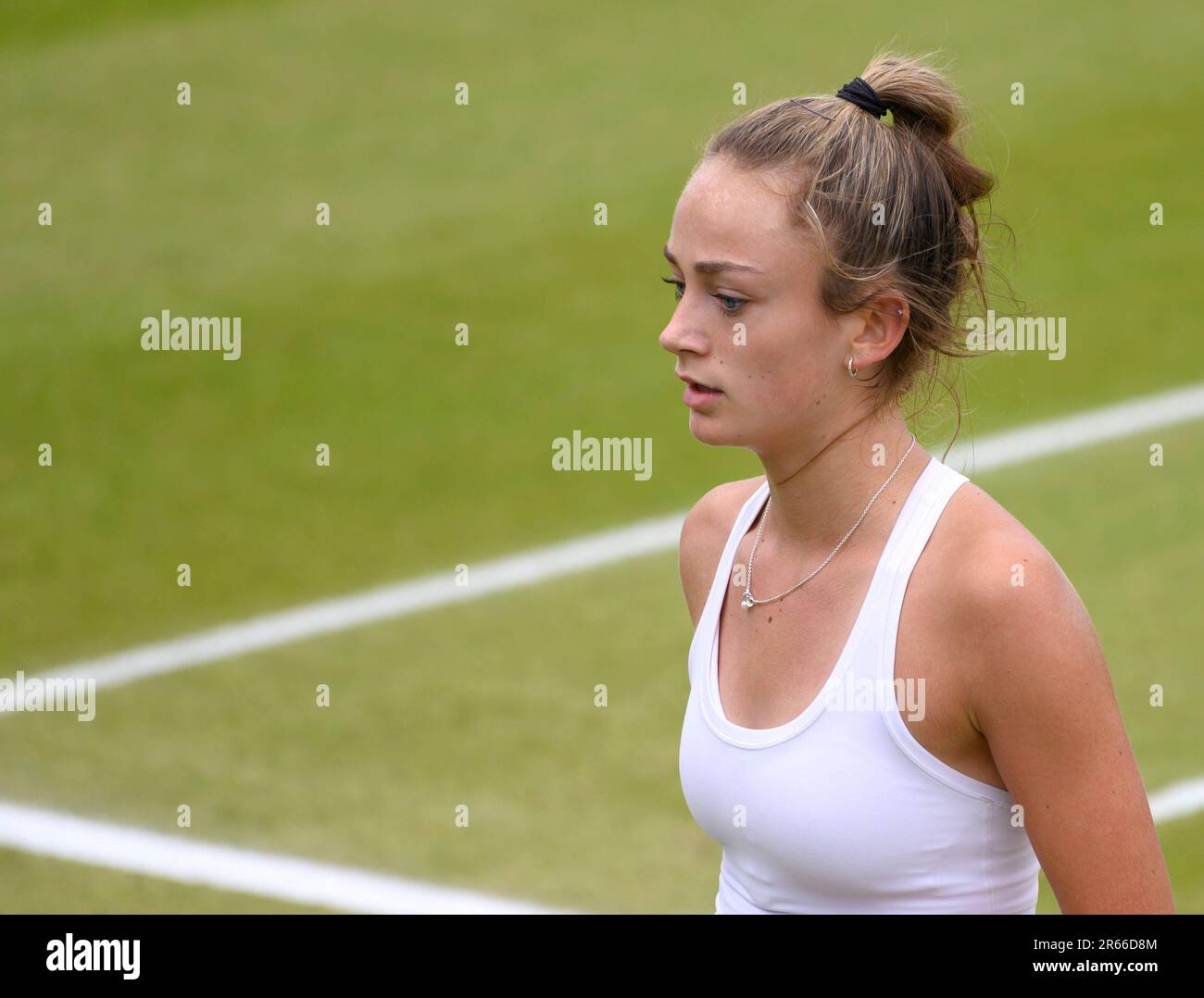 Isabelle Lacy (GBR) spielt in der ersten Runde bei der Surbiton Trophy ...