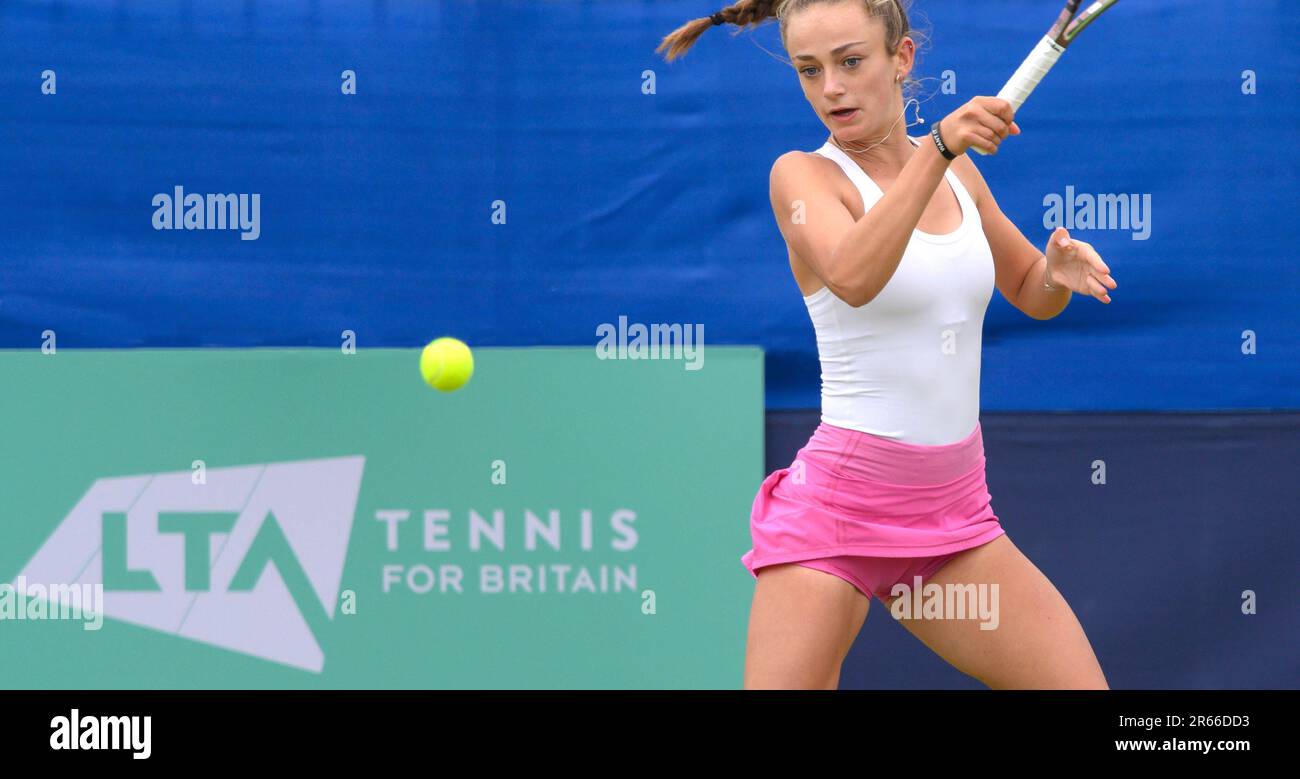 Isabelle Lacy (GBR) spielt in der ersten Runde bei der Surbiton Trophy ...