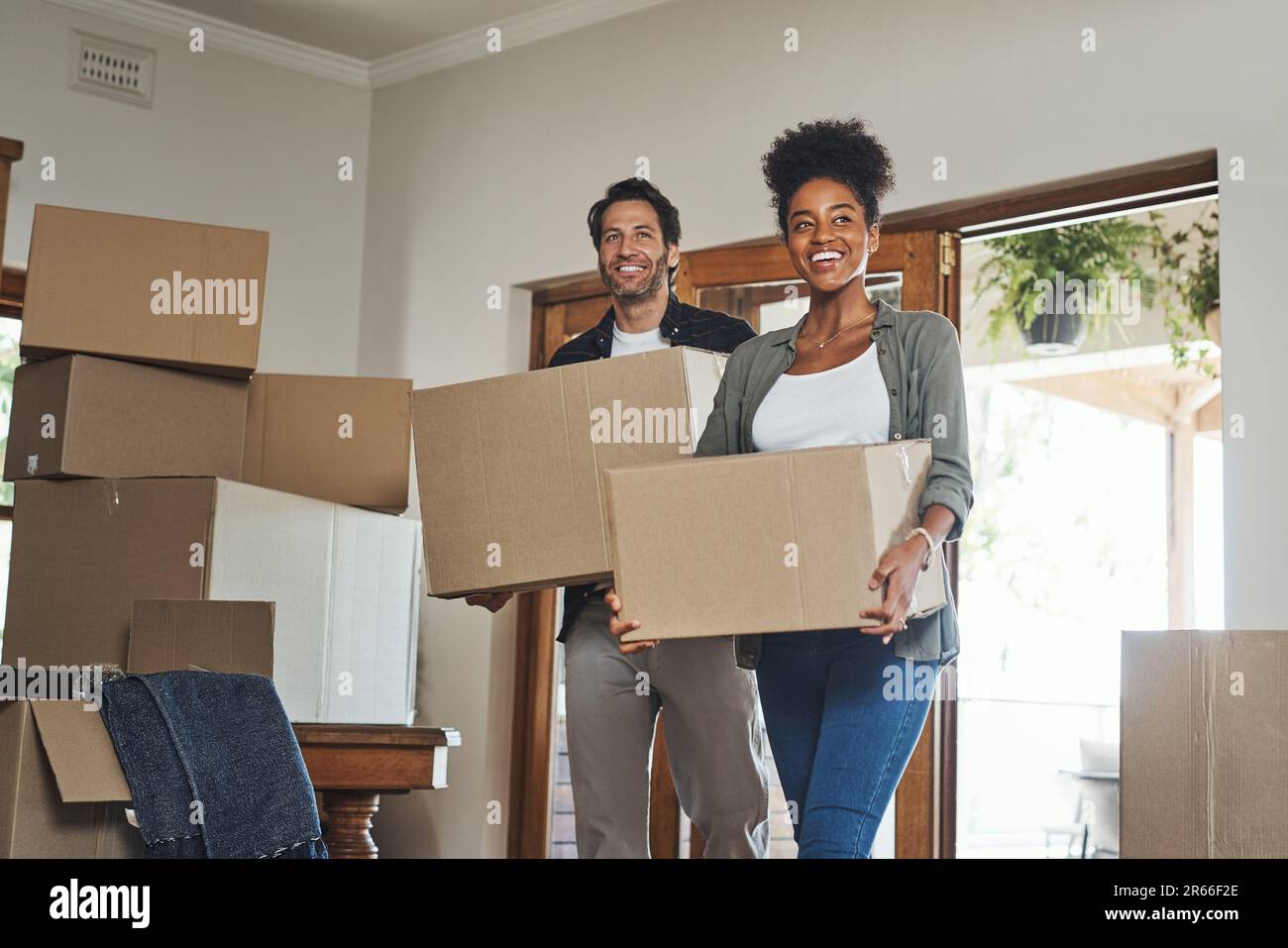 Glückliches Paar, Immobilienmakler und Umzug in der Anlage mit Boxen ...