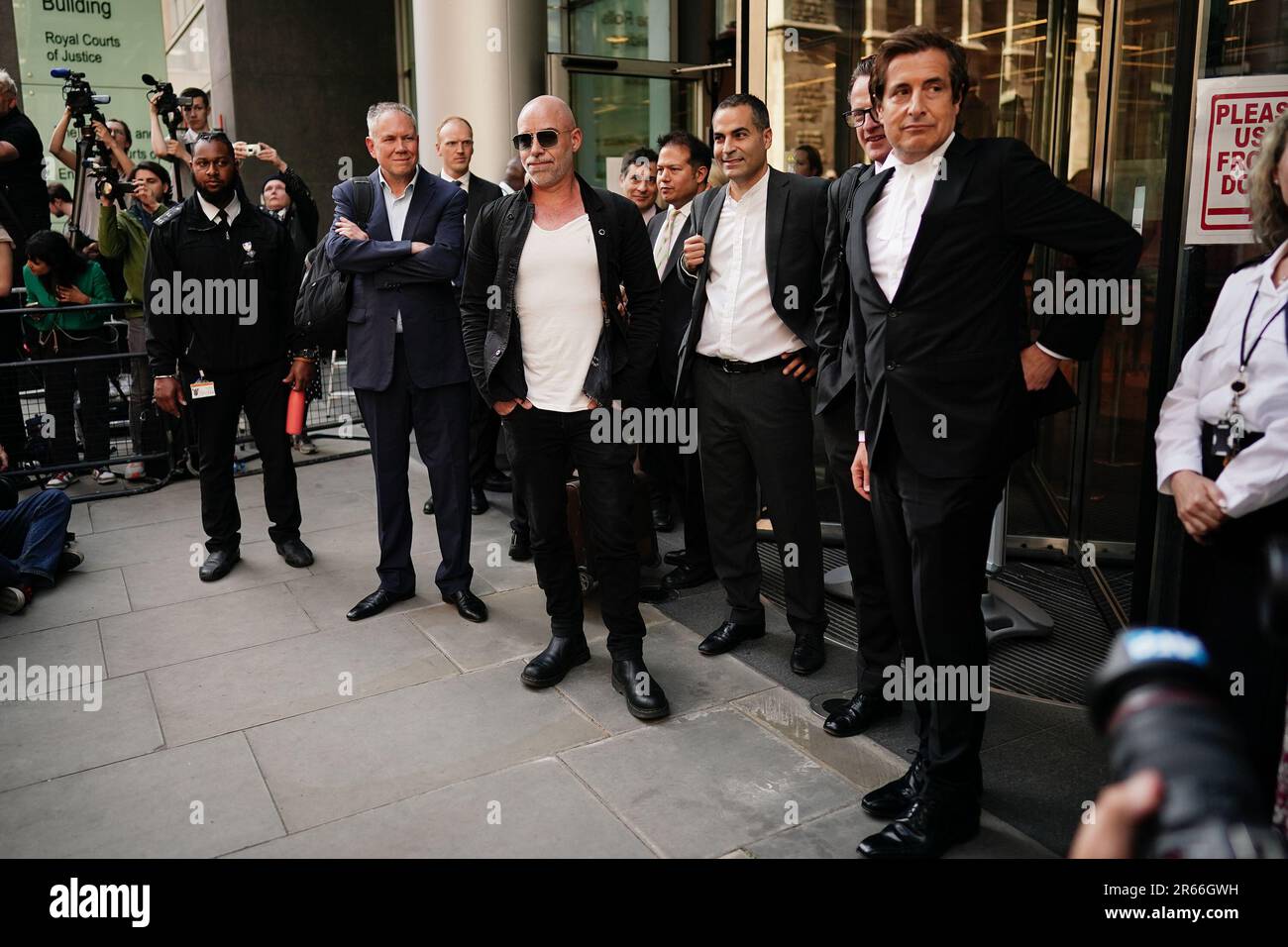 David Sherborne (rechts) und sein Team verlassen die Rolls Buildings im ...