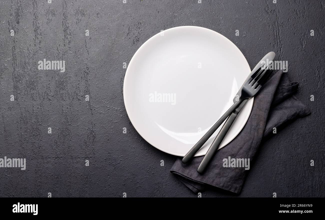 Blick von oben auf einen leeren Teller und ein Mockup aus Besteck ...