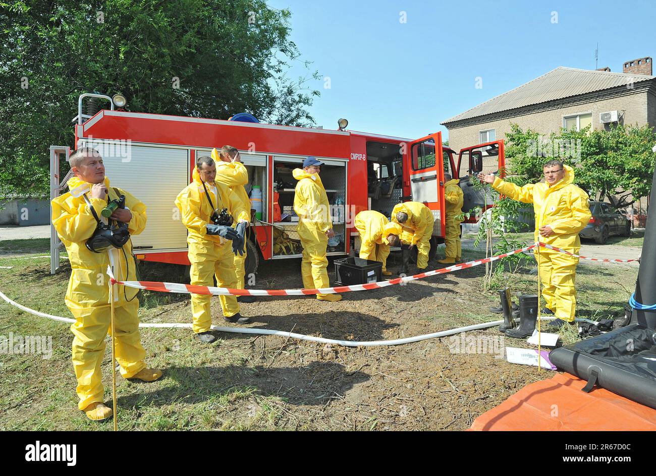 ZAPORIZHZHIA, UKRAINE - 7. JUNI 2023 - Angestellte des staatlichen ...