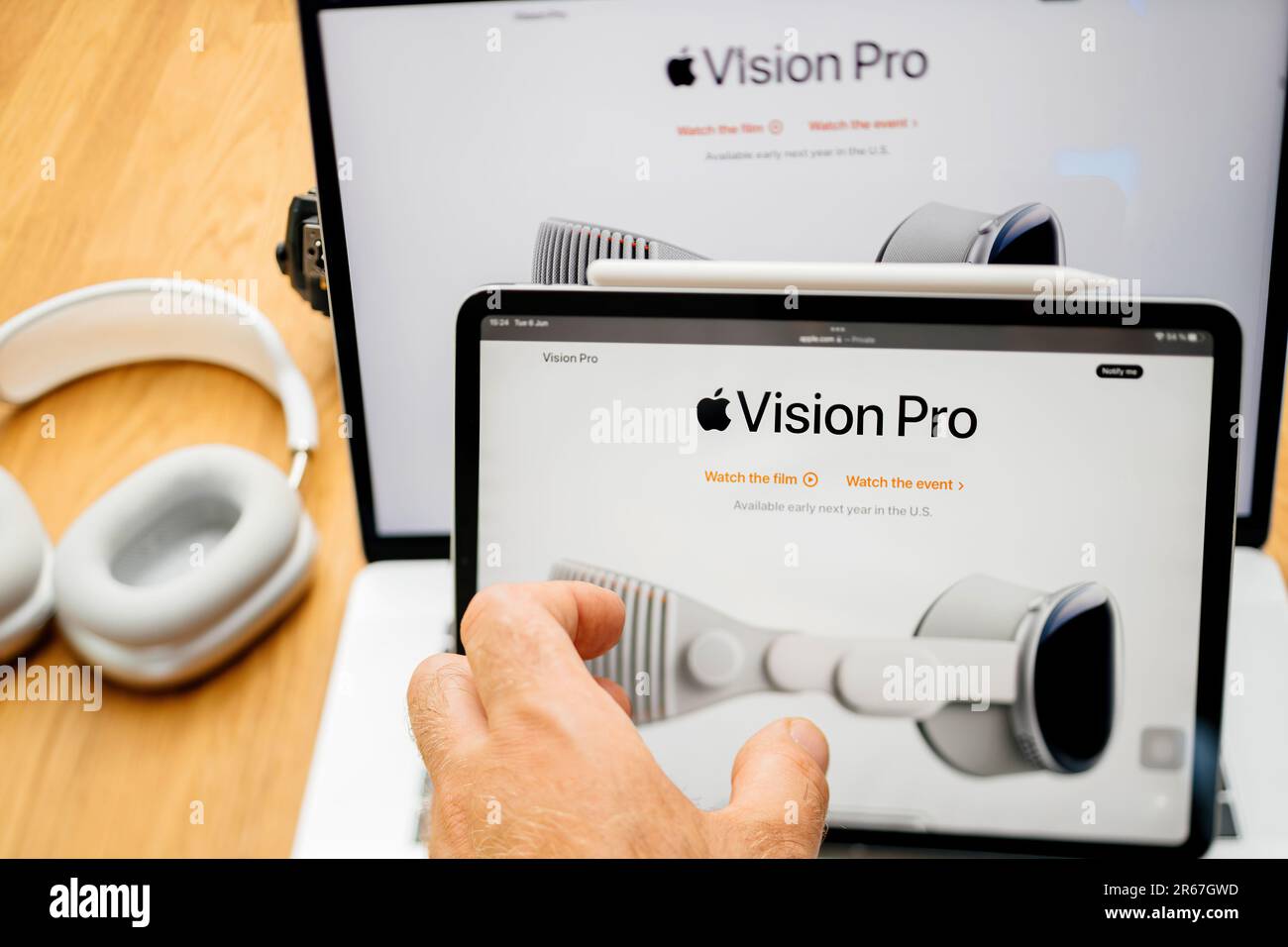 Paris, Frankreich – 6. Juni 2023: Neigbares Objektiv über kreativem Tisch mit Apple-Webseite auf ...