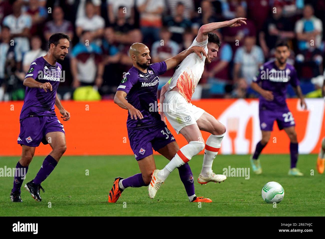 Declan Rice von West Ham United (rechts) und Fiorentina Sofyan Amrabat (Mitte) kämpfen während ...