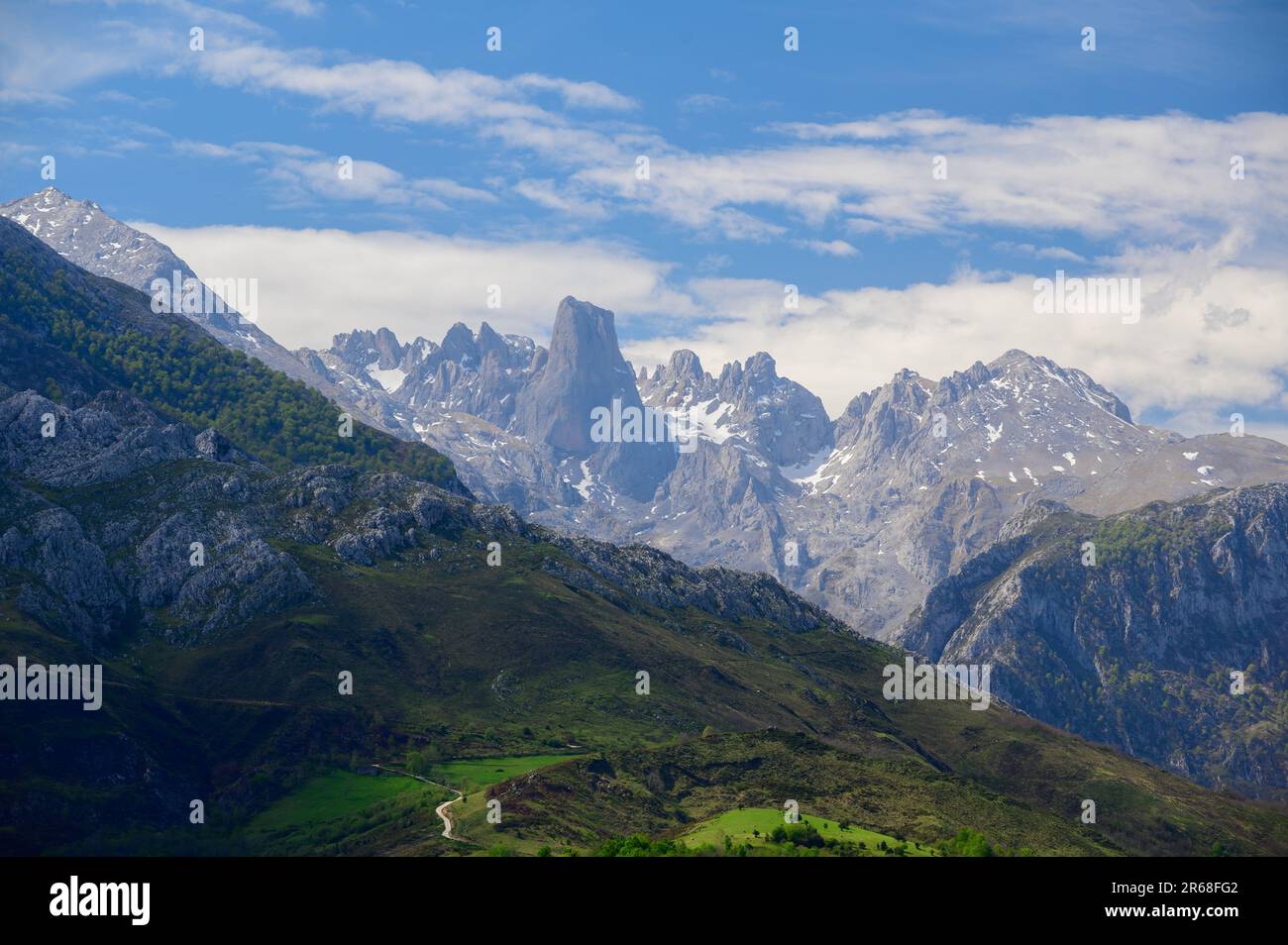 Blick auf Naranjo de Bulnes oder PICU Urriellu, Kalksteinspitze aus der ...
