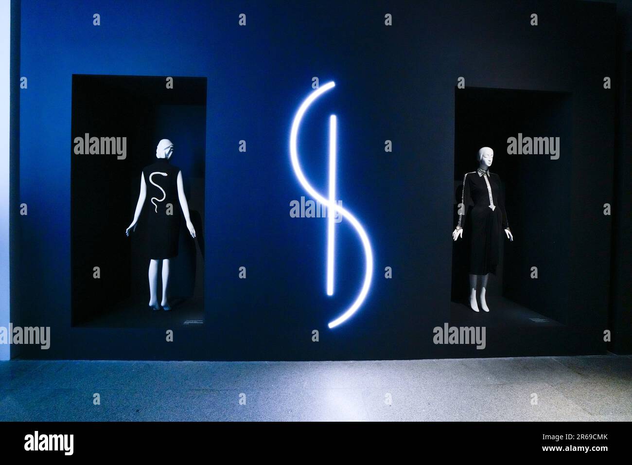 Zeichnungen von karl lagerfeld -Fotos und -Bildmaterial in hoher ...