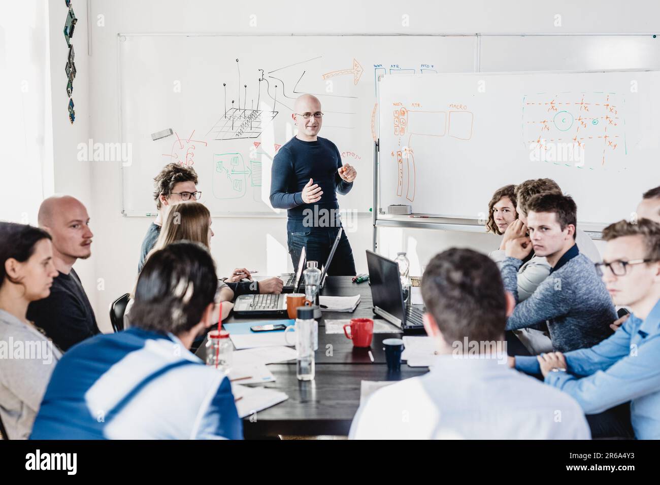 Entspanntes informelles IT-Start-up-Unternehmen-Meeting. Der Teamleiter ...