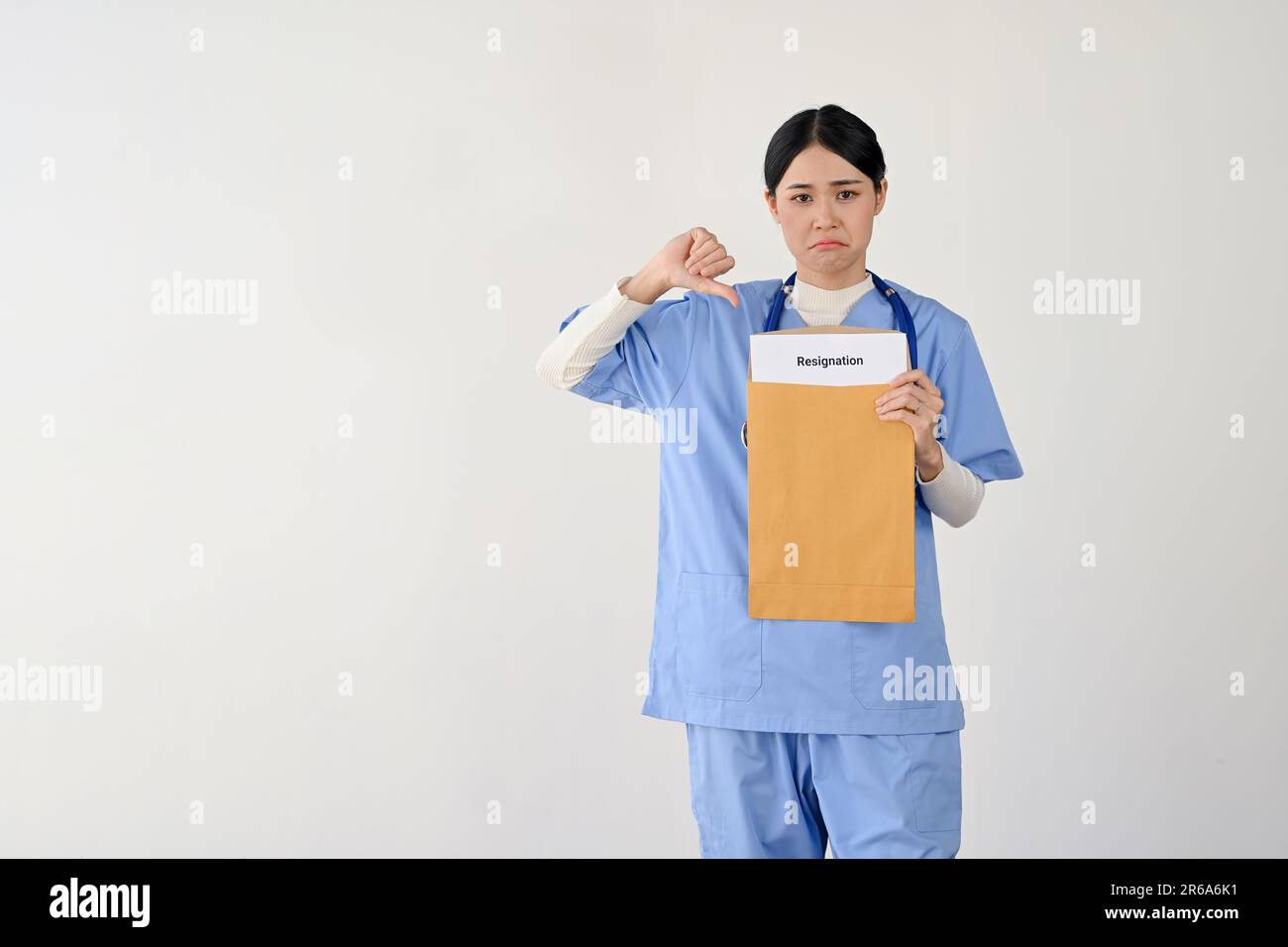 Eine traurige und aufgebrachte junge asiatische Ärztin oder Ärztin in ... Eine traurige und aufgebrachte junge asiatische Ärztin oder Ärztin in ...