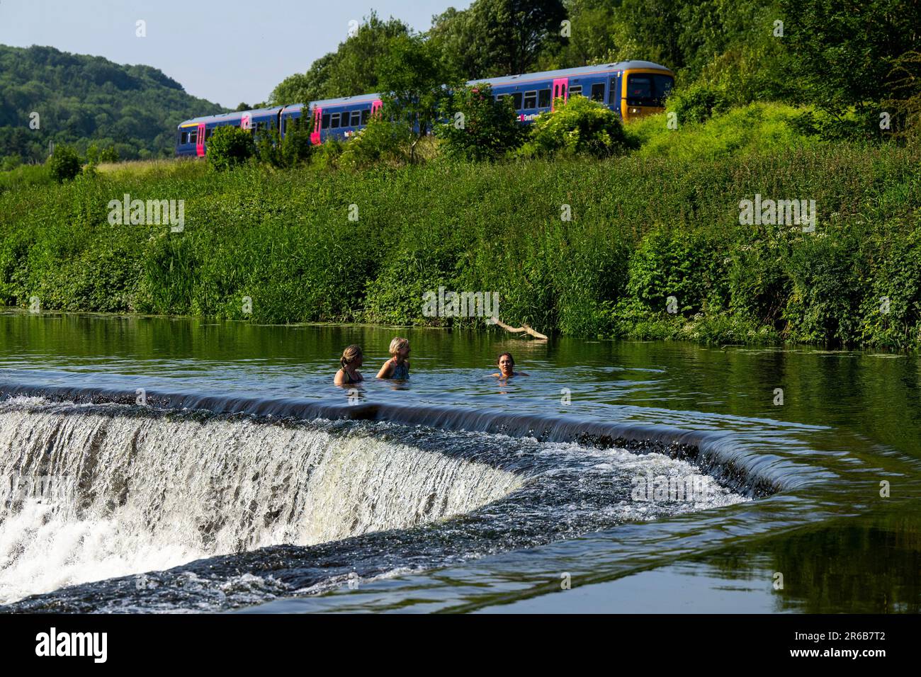 08.06.23. SOMERSET-WETTER. Carly White, Helen Bertin und Lucy Moses ...