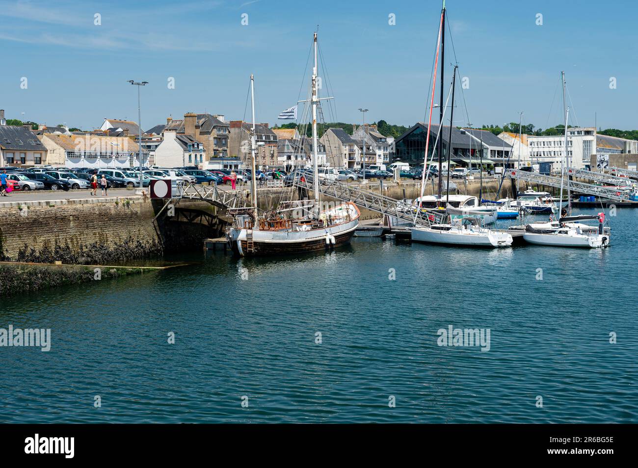 Fischerboote im Hafen von Concarneau, Brittany France. Wunderschöne ...