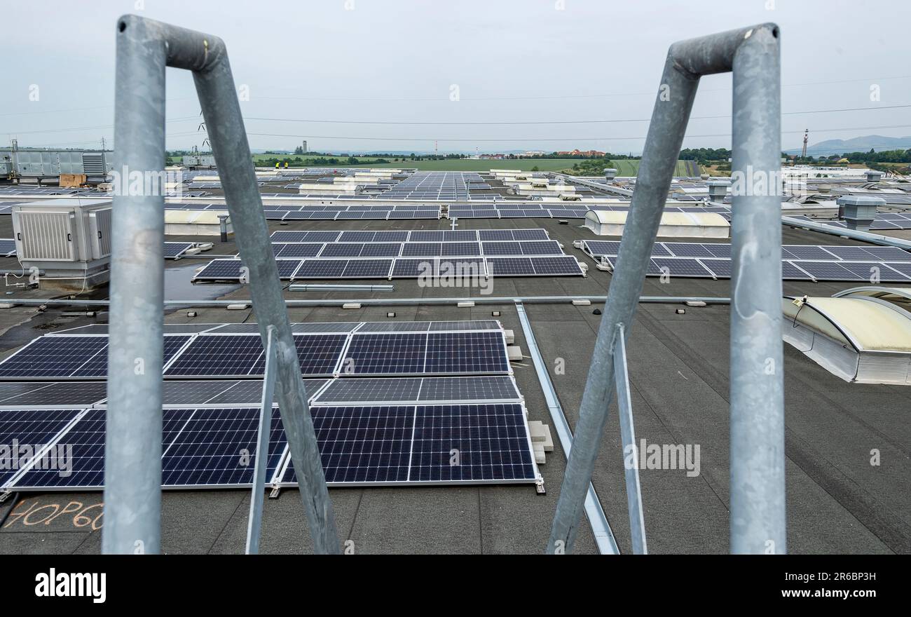 Auf den Dächern der Produktionshallen des Automobilzulieferers Aisan ...