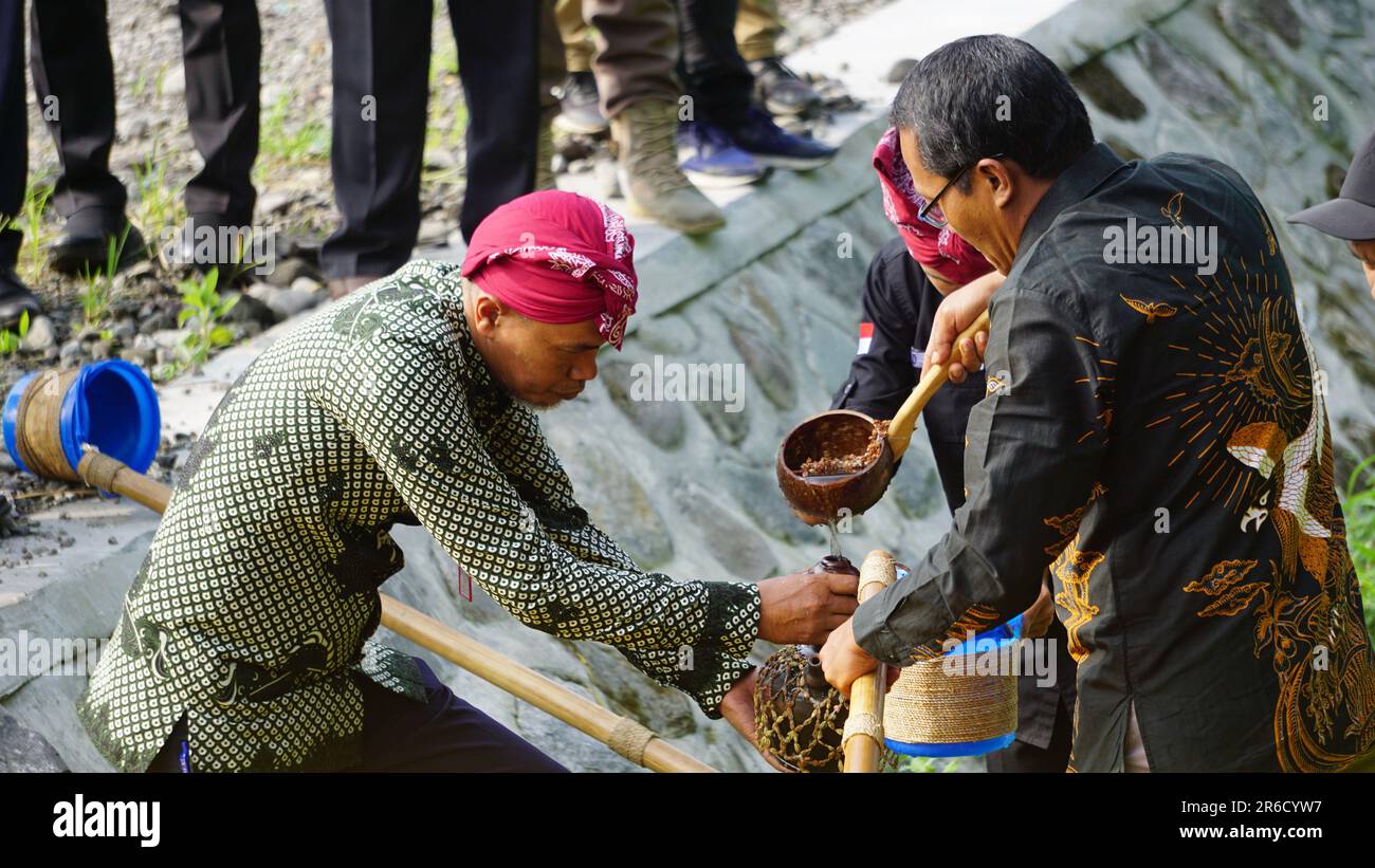 NiTi Sowan hat die Zeremonie verübt. NiTi Sowan Harinjing ist eine ...