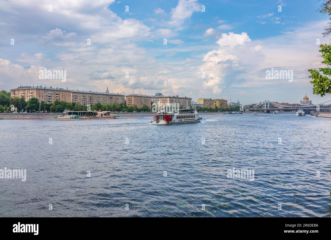 Das Schiff segelt auf dem Fluss Moskau im Stadtzentrum von Moskau ...