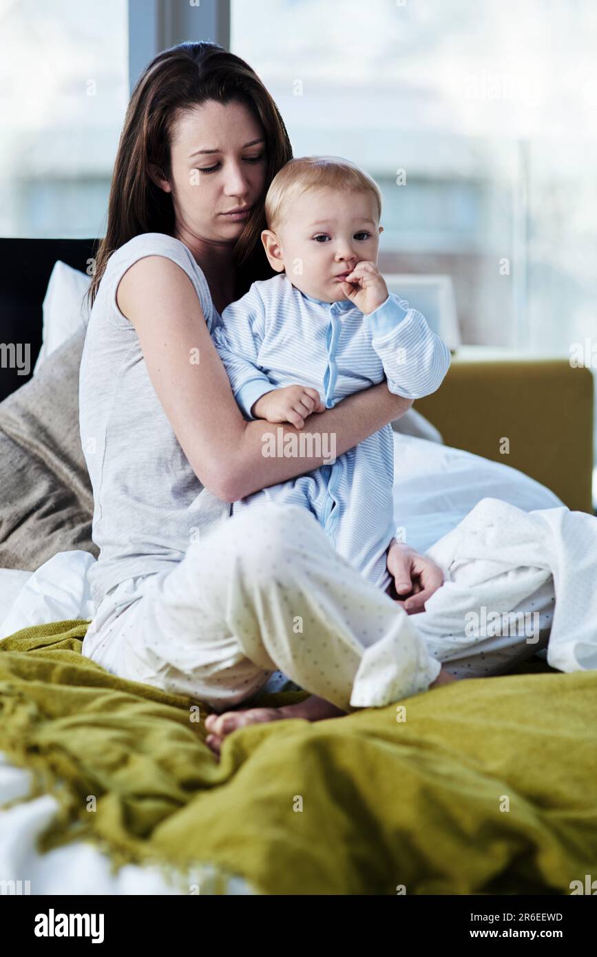 Traurig, Depression und Mutter mit Kind im Schlafzimmer hat Angst und Stress über die ...