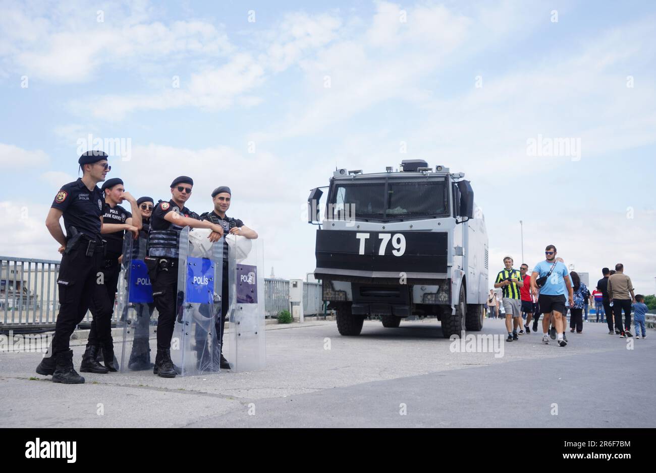 Türkische Polizeibeamte und eine Wasserkanone vor einem ...