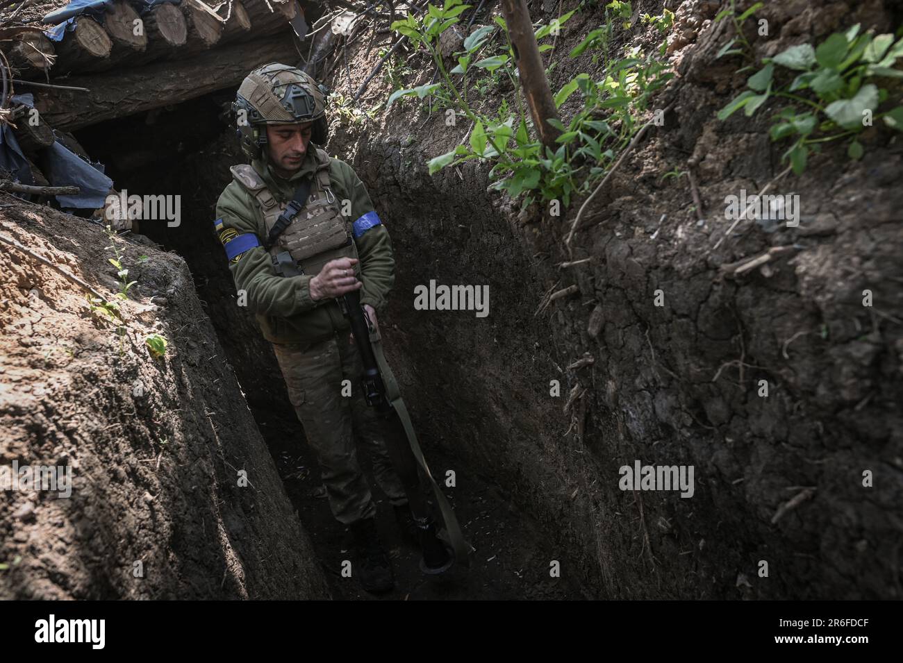 Ein ukrainischer Soldat lädt am 8. Juni 2023 einen Sprengkopf in einen Raketenschieber, der in ...
