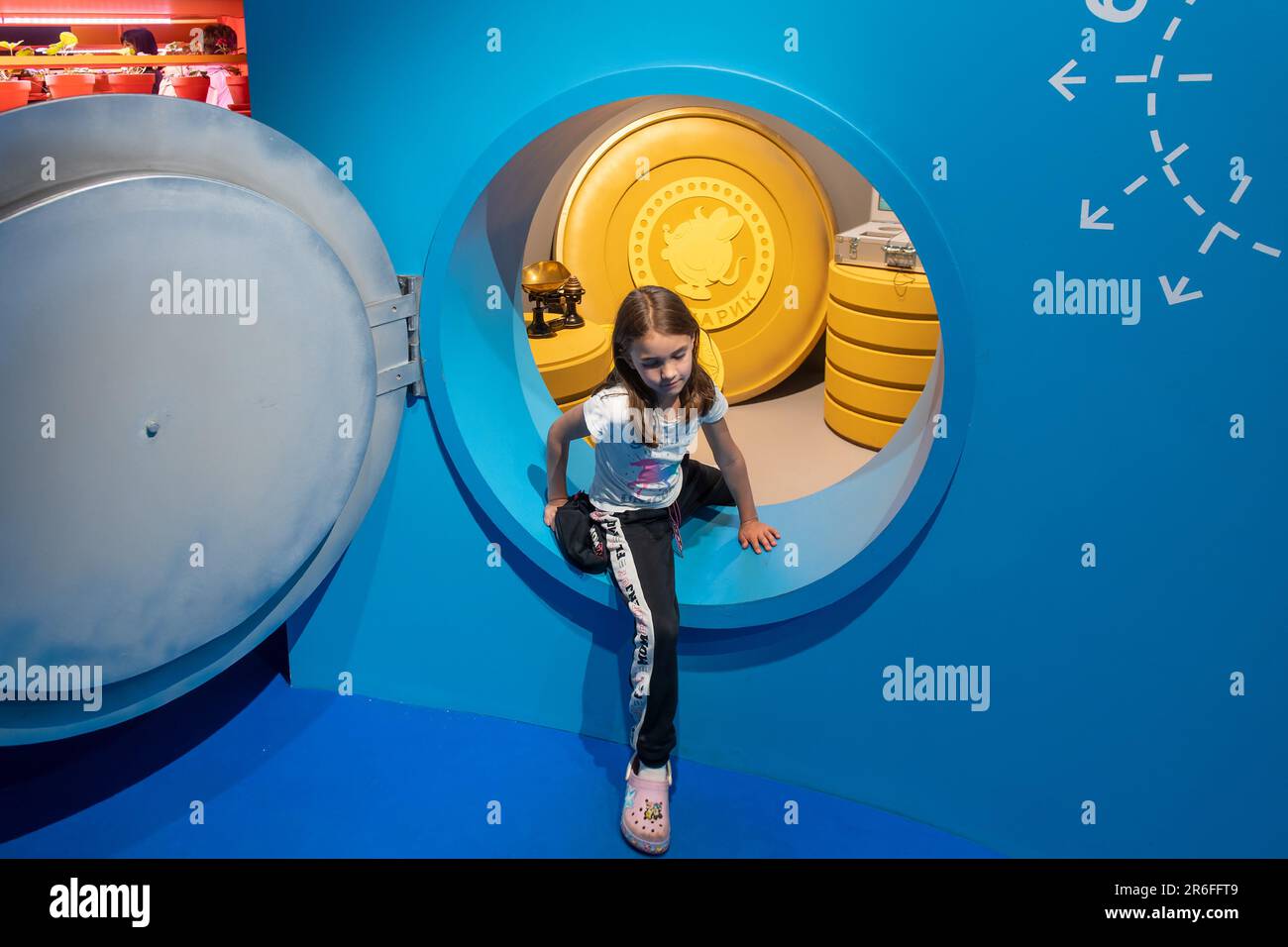 Moskau. Junge Besucher auf der Ausstellung 'Smeshariki. The Art of ...