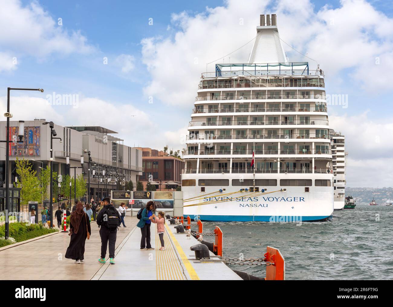 Istanbul, Türkei - 5. Mai 2023: SEVEN SEAS VOYAGER, großes ...