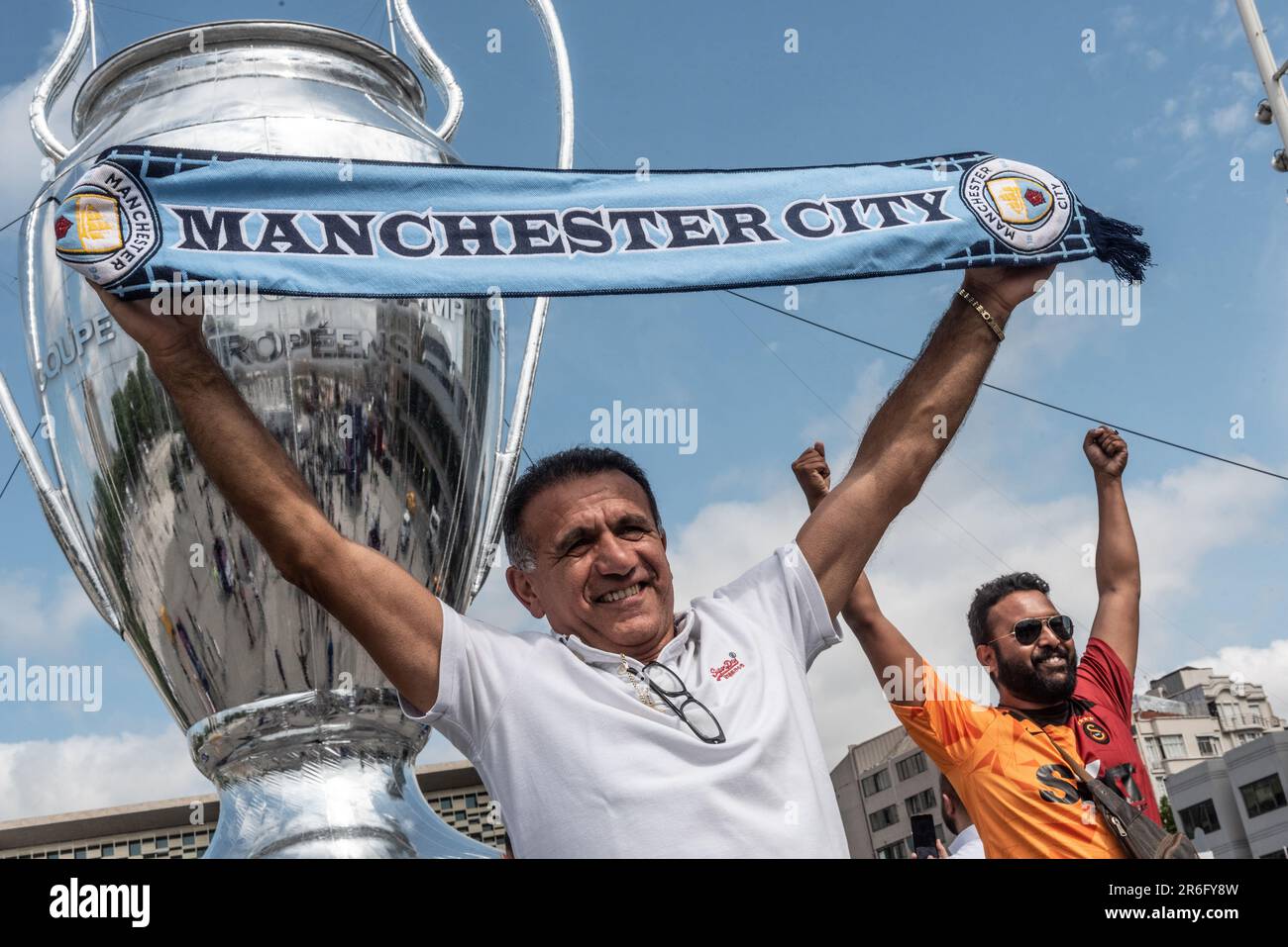 Istanbul, Türkei. Am 9. 2023. Juni posiert Ein Fußballfan von ...