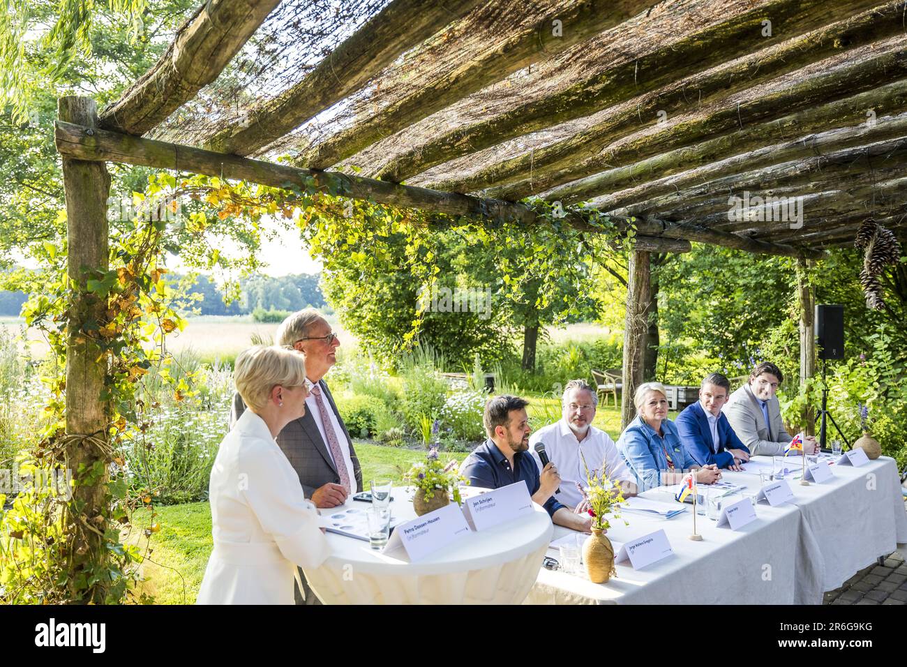 Dorf housen -Fotos und -Bildmaterial in hoher Auflösung – Alamy