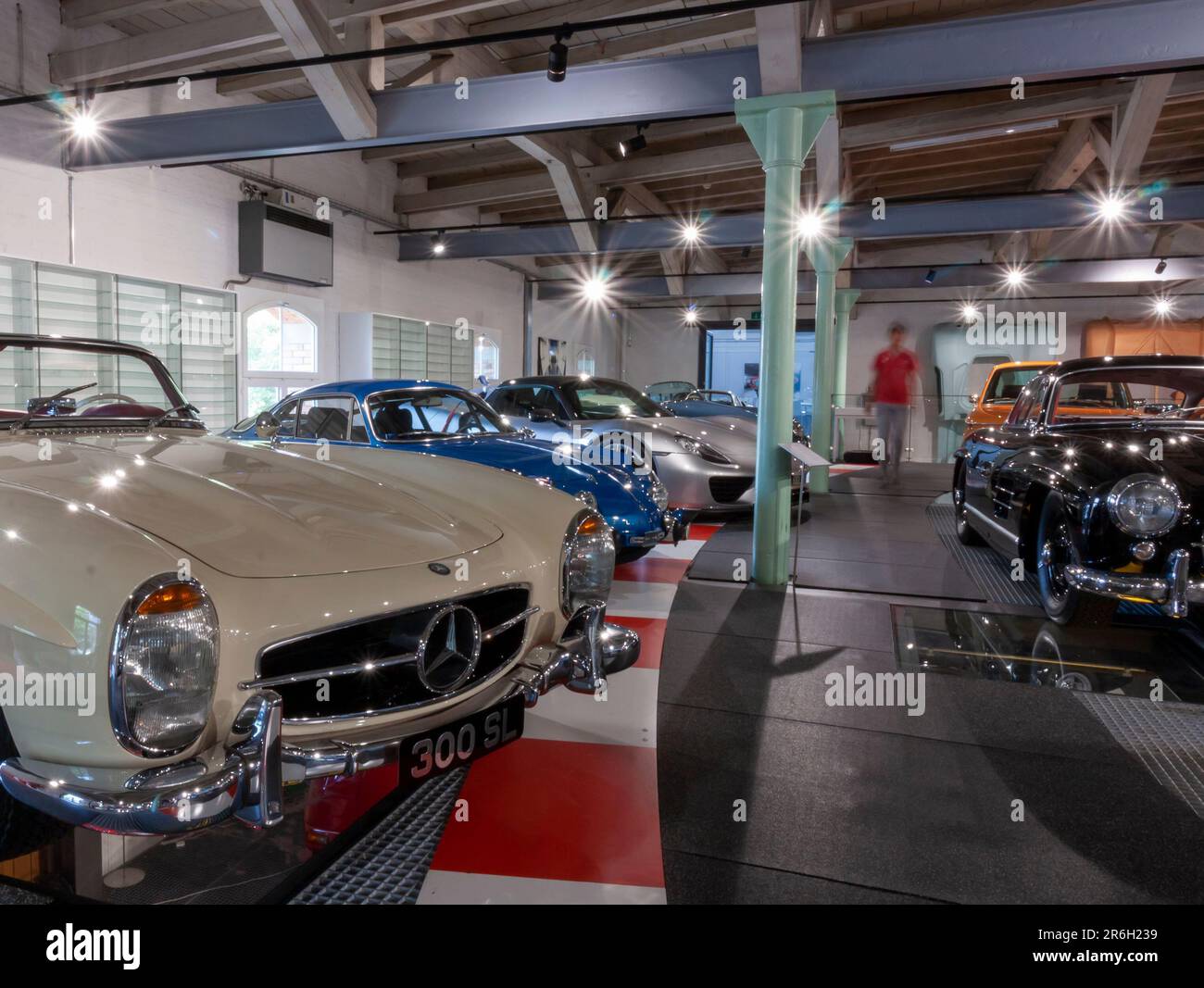 ROMANSHORN, SCHWEIZ - 4. JUNI 2023: Mercedes 300SL Cabrio und andere ...