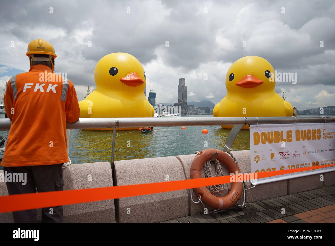 Zwei riesige aufblasbare enten -Fotos und -Bildmaterial in hoher ...