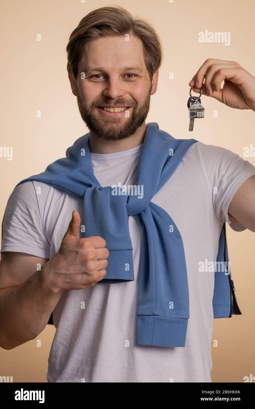 Glücklicher, weißer Mann, Gewinner des Immobilienmaklers, der die ...