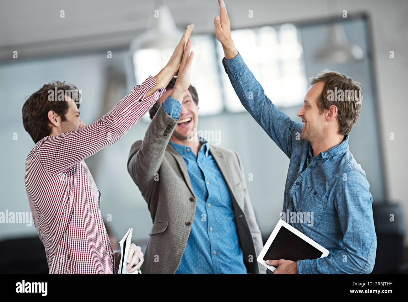 Erfolg, Gewinner oder begeisterte Geschäftsleute High Five nach einem ...