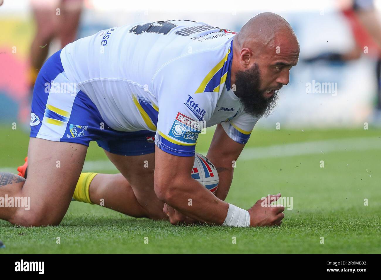 Sam Kasiano #14 von Warrington Wolves versucht es und erzielt beim ...