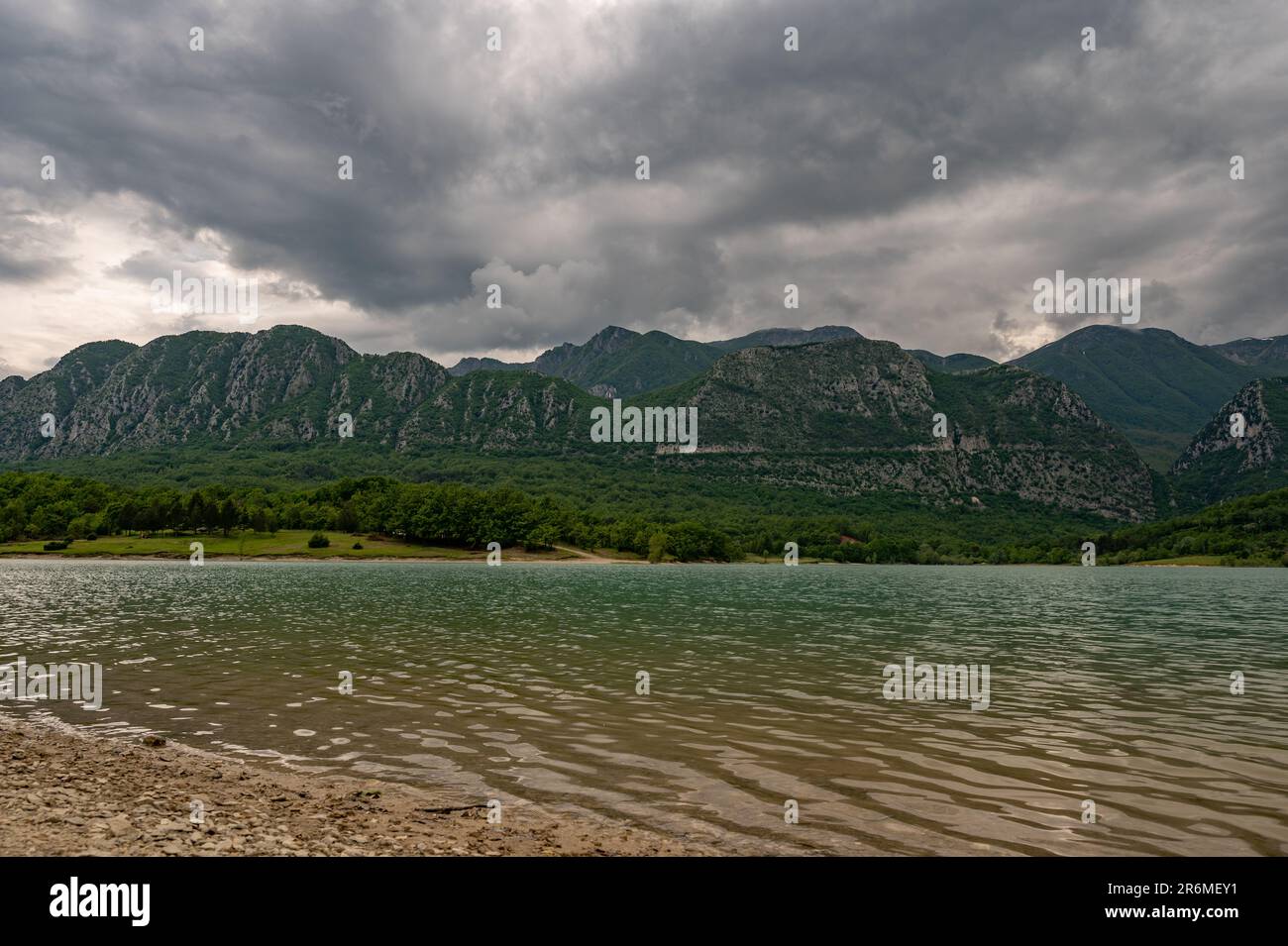 Der See von Castel S. Vincenzo ist ein künstliches Becken, das in den ...