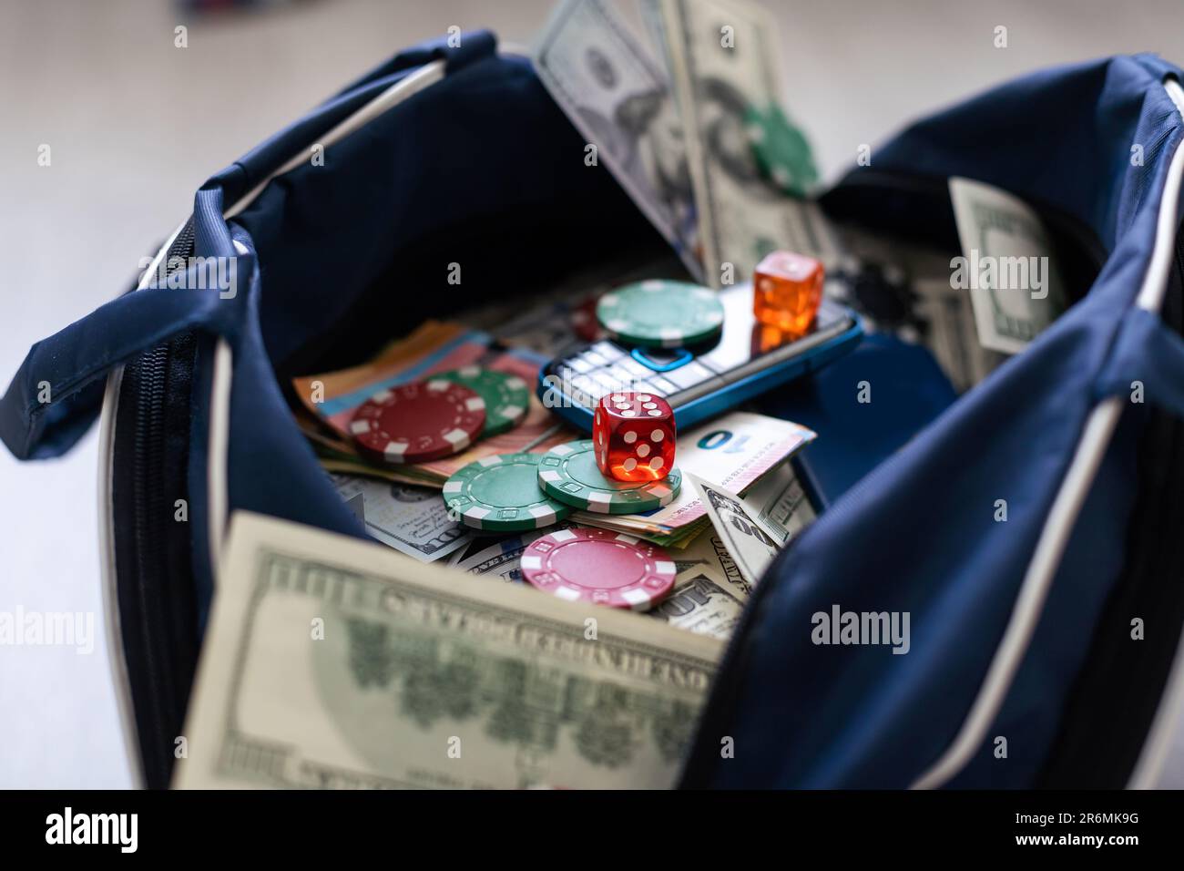 Handschellen auf vielen Dollarstapeln. Metallkoffer mit Geld, Konzept ...