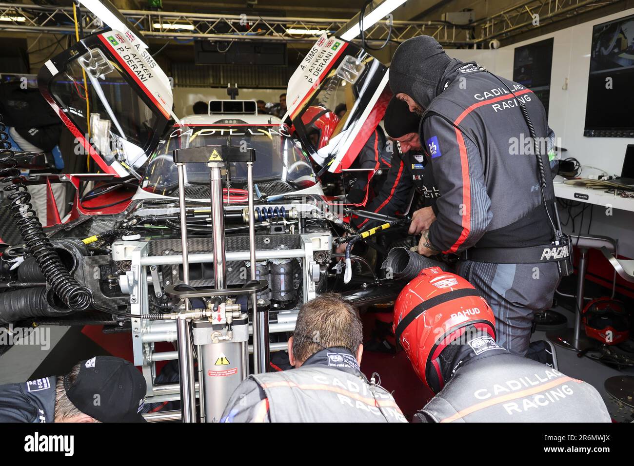 Le Mans, Frankreich. 10. Juni 2023 Mechanic, mecanicien 311 DERANI Luis ...