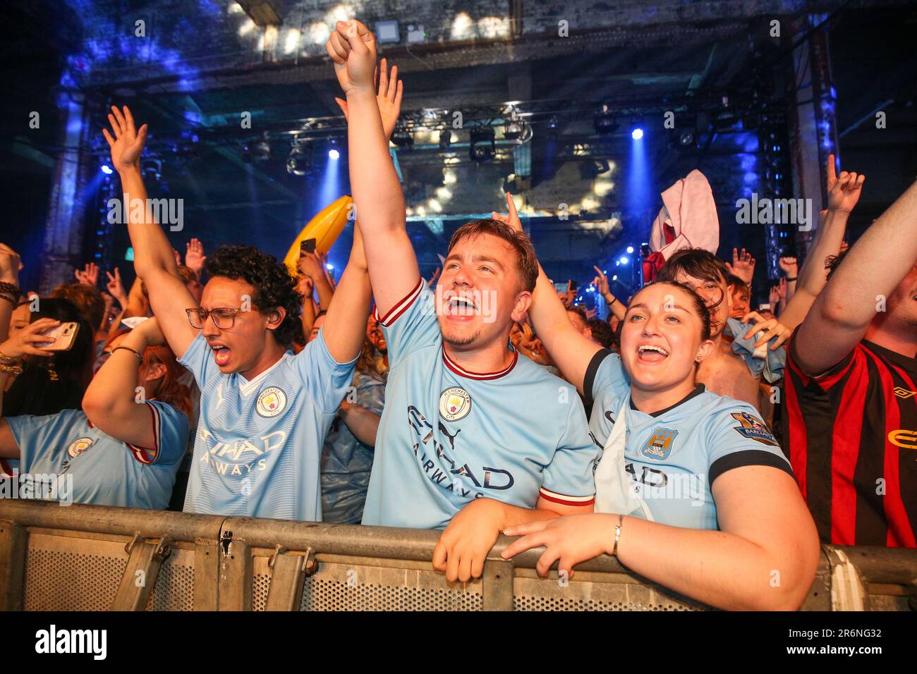 Die Fans von Manchester City feiern nach einer Vorführung des Finales ...