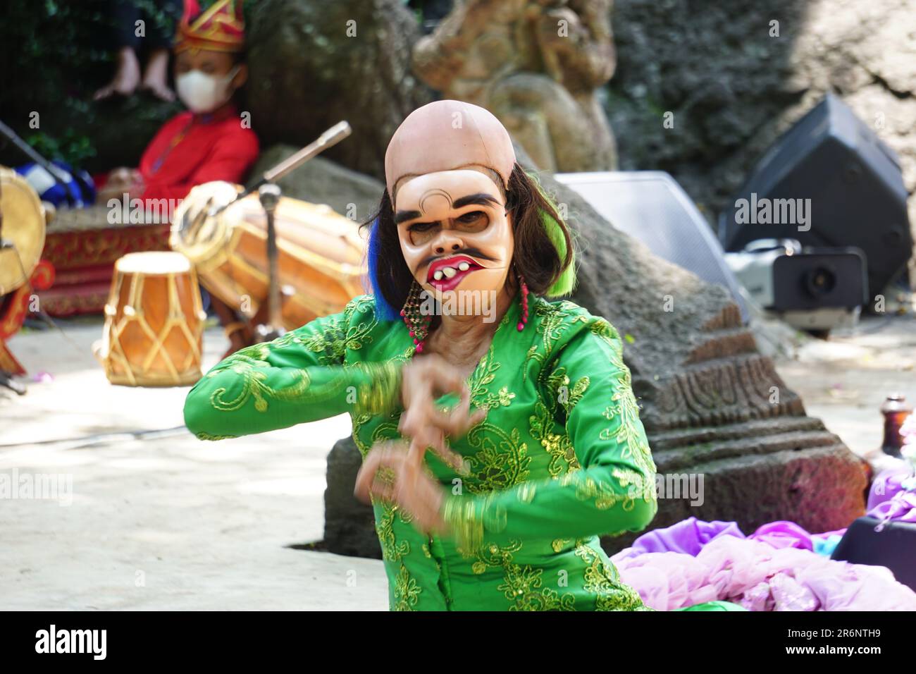 Sich als frau ausgeben -Fotos und -Bildmaterial in hoher Auflösung – Alamy