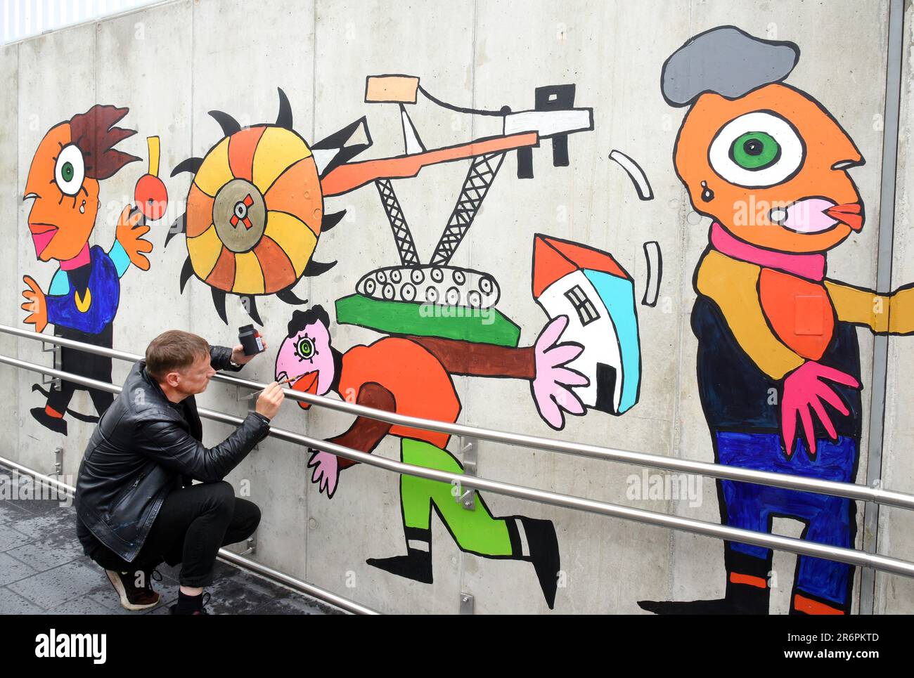 Borna, Deutschland. 06. Juni 2023. Am Bahnhof Borna malt der Künstler ...