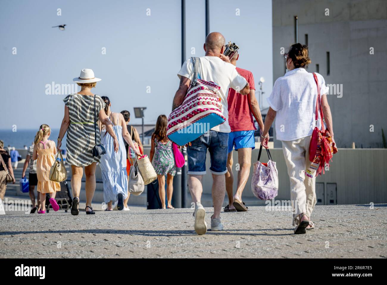 HOEK VAN HOLLAND - Bathers kommen am Strand von Hoek van Holland an. Es ...