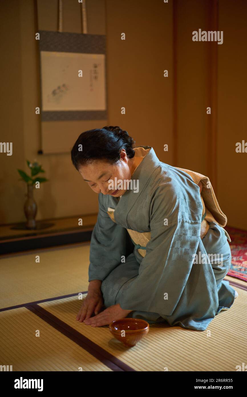 (230611) -- SAITAMA, 11. Juni 2023 (Xinhua) -- Teemeister Asami Yaeko ...