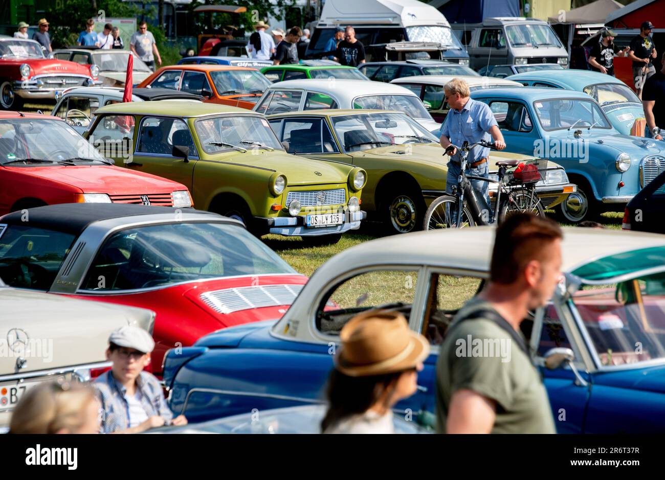 Bockhorn, Deutschland. 11. Juni 2023. Zahlreiche Oldtimer, darunter ein Trabant aus der DDR ...