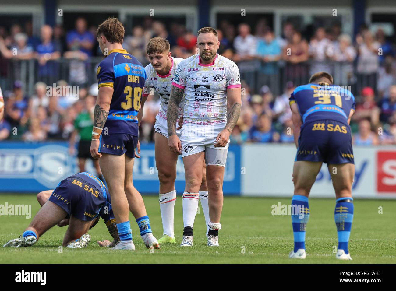 Ein deaktivierter Blake Austin #6 von Leeds Rhinos, nachdem er den Ball ...