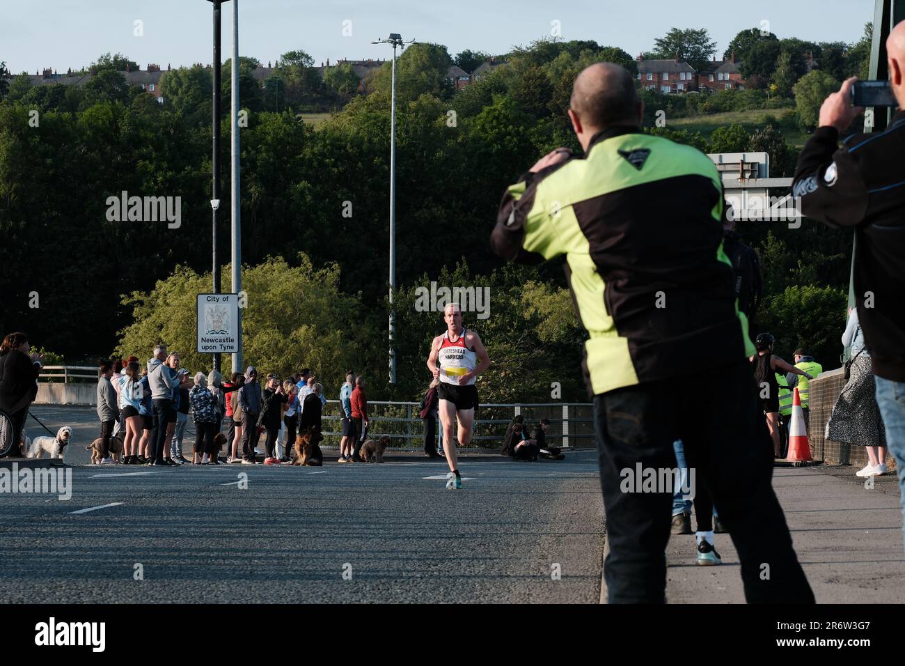 Newcastle Upon Tyne UK 9. Juni 2023 Blaydon-Rennwettkämpfer, die die ...