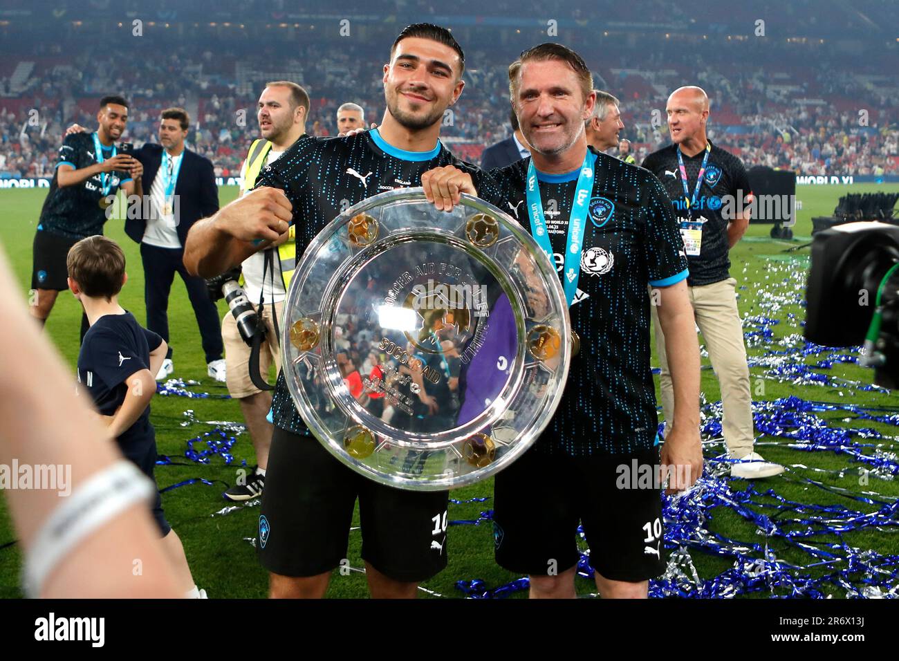 Tommy Fury (links) von Soccer Aid World XI und Robbie Keane mit der ...
