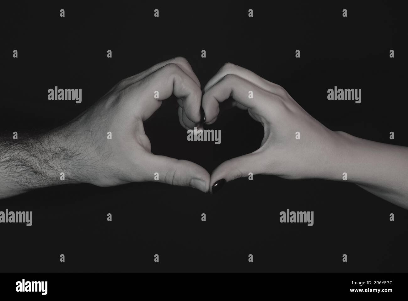 Weibliche und männliche Hände in Herzform. Hände in Form eines ...
