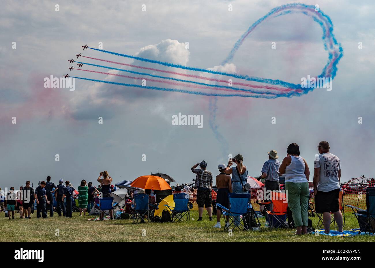 Die RAF Red Arrows zeigen die Menge während der RAF Cosford Air Show ...