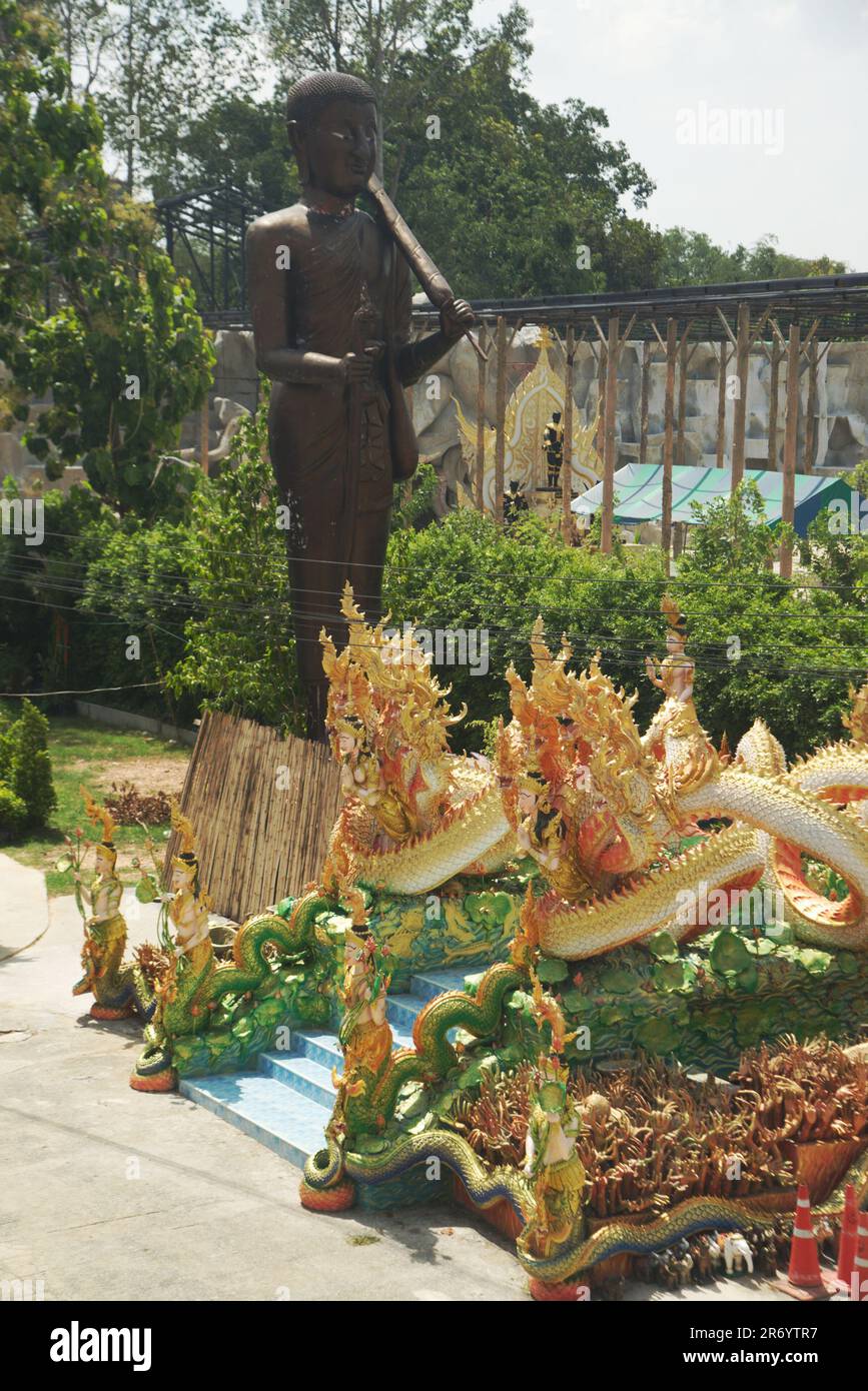 Blick von oben auf Schlangen- oder Naga-Statuen und Hände am Eingang ...
