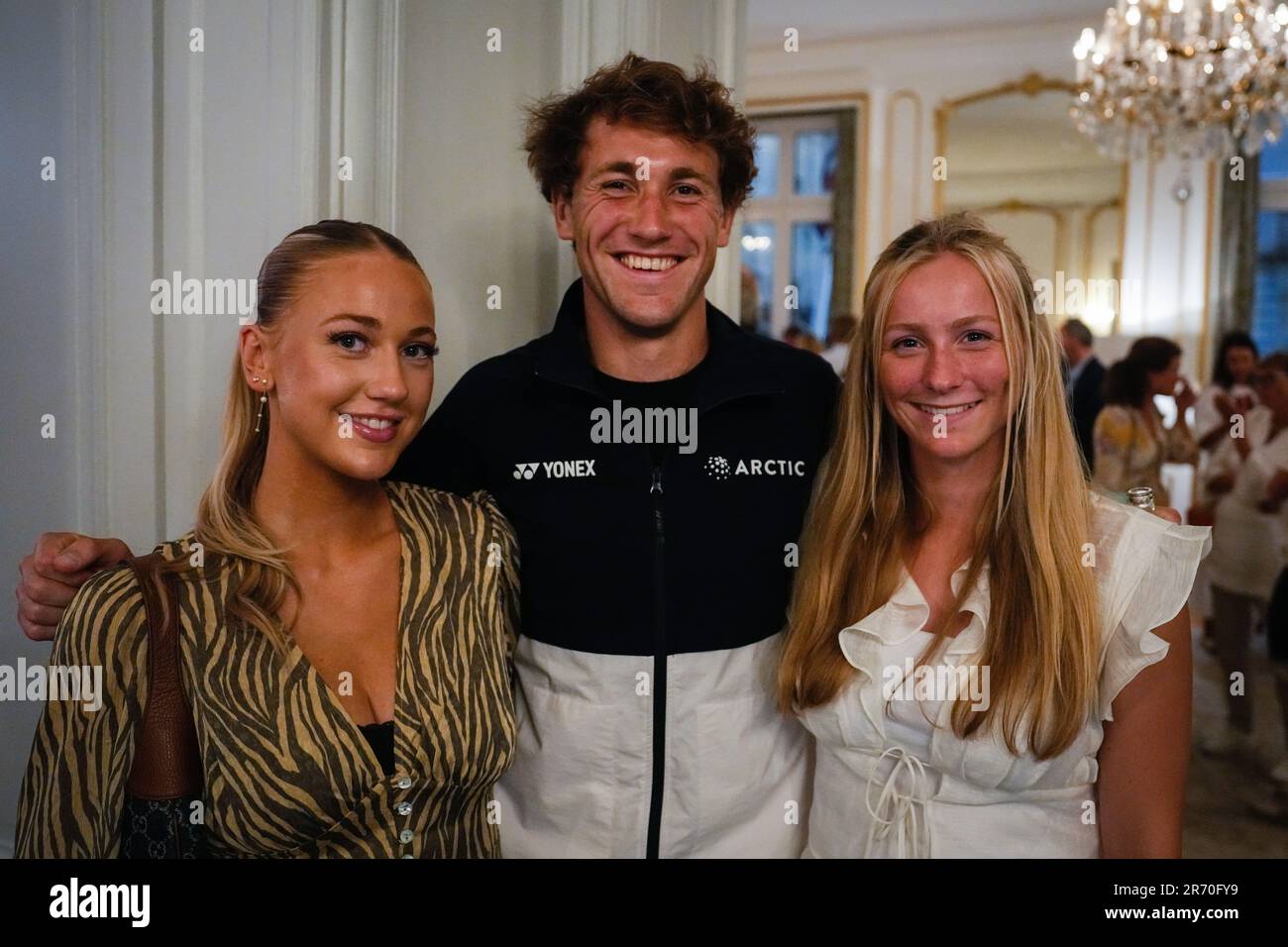 Paris, Frankreich 20230611. Casper Ruud und seine Schwestern Caroline (links) und Charlotte ...