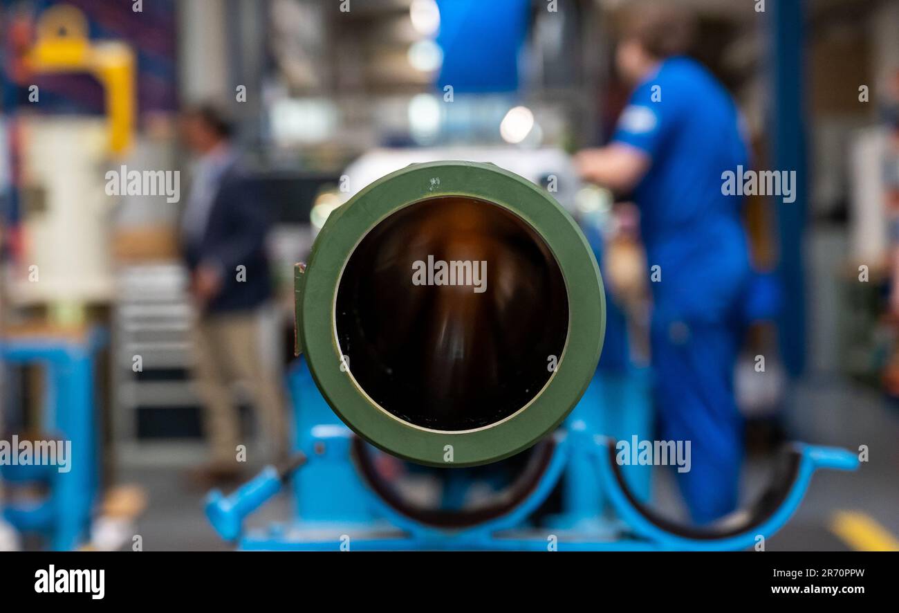 06. Juni 2023, Niedersachsen, Unterlüß: Mitarbeiter von Rheinmetall arbeiten an einer Waffe für ...