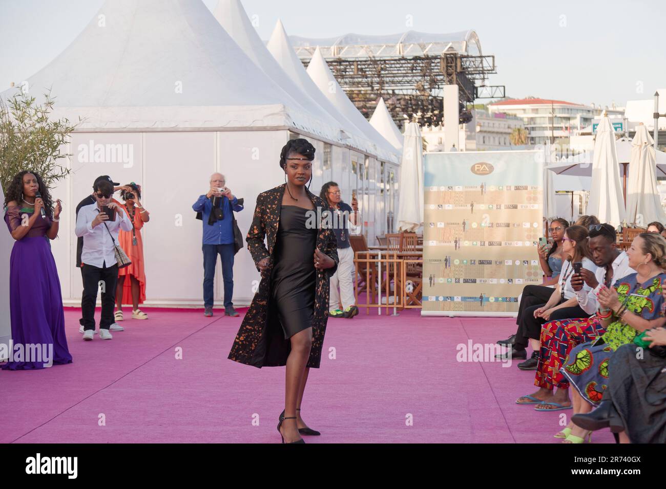 Model präsentiert die Sammlung von Issa Sorogo, Soro bis bei einem ...